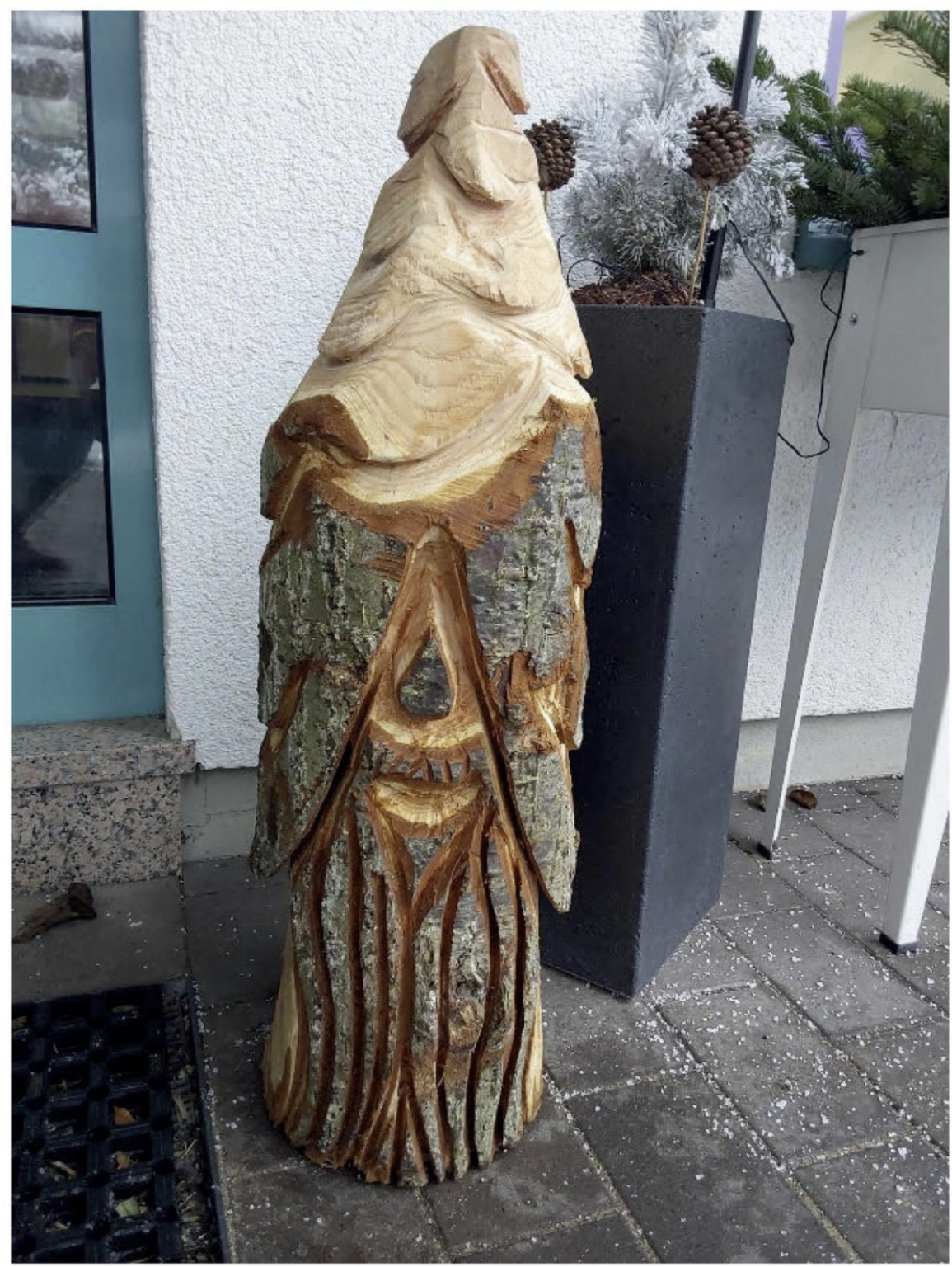 Holzskulptur geschnitzt mit der Kettensäge – Augst Info